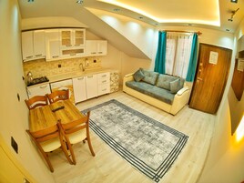 Quarto Standard, 1 cama de casal | Sala de estar | Televisor LCD 