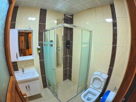 Apartamento, 1 quarto, vista para a cidade | Banheiro | Chuveiro, produtos de toalete grátis, secador de cabelo, chinelos