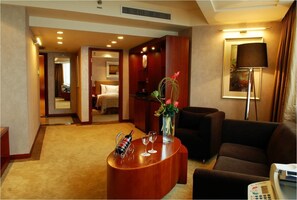 Suite Deluxe | Roupa de alta qualidade, cofre no quarto, secretária