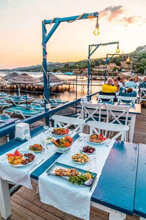 2 restaurantes: opção de café da manhã, almoço e jantar