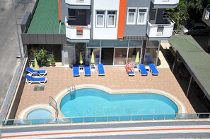 Piscina exterior, guarda-sóis, espreguiçadeiras