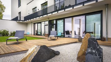 Piscina interior, piscina exterior, espreguiçadeiras