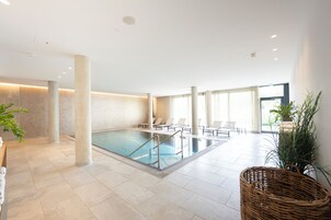 Piscina interna, piscina externa, espreguiçadeiras