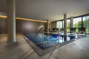 Piscina interna, piscina externa, espreguiçadeiras