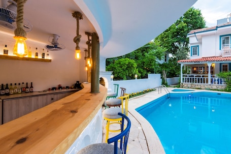 Bar Ć beira da piscina