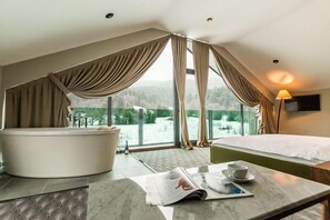 Frigobar, cofres nos quartos, escrivaninha, cortinas blackout