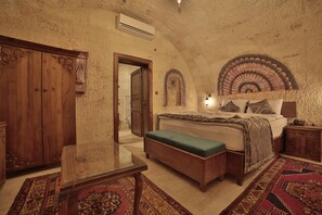Quarto clássico | Frigobar, cofres nos quartos, escrivaninha