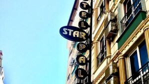 Placa de hotel com o nome 'STAR PALACE'.