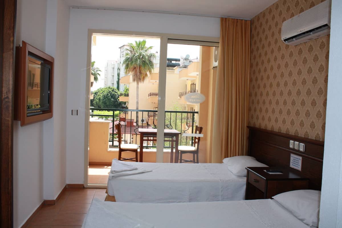 Escrivaninha, roupa de cama