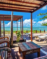 Na praia, espreguiçadeiras, bares na praia 
