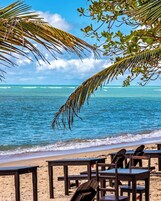 Na praia, espreguiçadeiras, bar na praia 