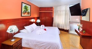 Quarto Duplo | Roupa de alta qualidade, minibar, cofre no quarto, secretária