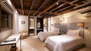 Suíte família, 2 quartos, 2 banheiros | 1 quarto, roupas de cama premium, edredons de pluma, cofres nos quartos