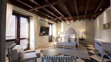 Quarto júnior, 1 cama King | 1 quarto, roupas de cama premium, edredons de pluma, cofres nos quartos