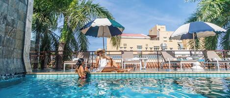 Piscina interior, piscina exterior, guarda-sóis, espreguiçadeiras