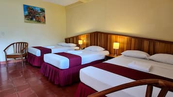 Quarto família | Roupas de cama premium, cofres nos quartos, escrivaninha