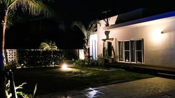 Fachada da propriedade à noite
