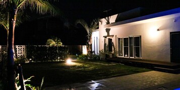 Fachada do alojamento (tarde/noite)