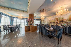 Pequenos-almoços, almoços, jantares servidos, cozinha internacional 