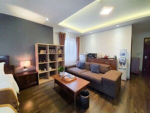 Quarto superluxo | Área de estar | TV de tela plana 40 polegadas com canais a cabo, TV