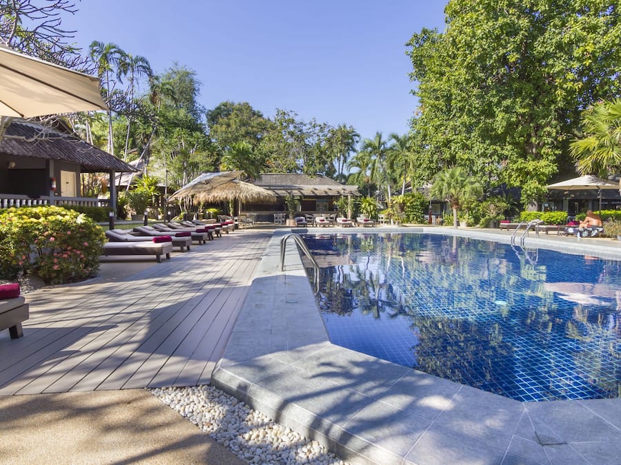 Piscina externa, espreguiçadeiras