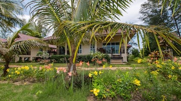 Beachfront Bungalow | Jardim