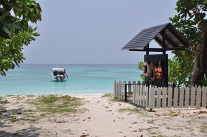Na praia, guarda-sóis de praia, toalhas de praia, massagens na praia 