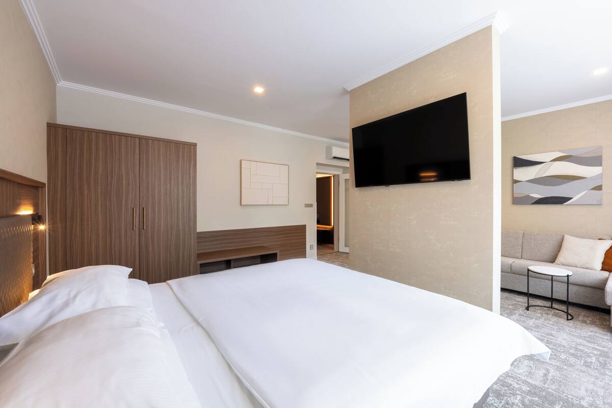 Roupa de alta qualidade, minibar, cofre no quarto, secretária 