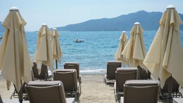 Uma praia privada nas proximidades, espreguiçadeiras