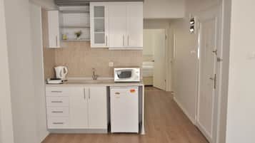 Um frigorífico, um micro-ondas, uma placa de cozinha