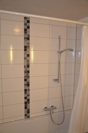 Produtos de toalete grátis, secador de cabelo, toalhas de banho