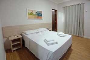 Quarto Duplo Económico | Minibar, secretária, cortinas/cortinados opacos, quartos insonorizados