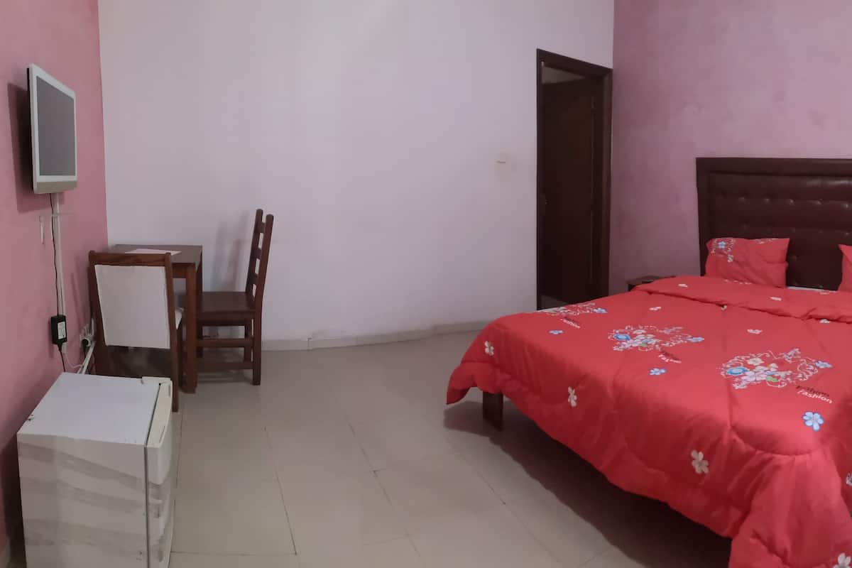 Secretária, quartos insonorizados, Wi-fi grátis