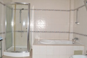 Suite-Estúdio Sénior, banheira (Bleue) | Casa de banho | Artigos de higiene pessoal grátis, toalhas fornecidas