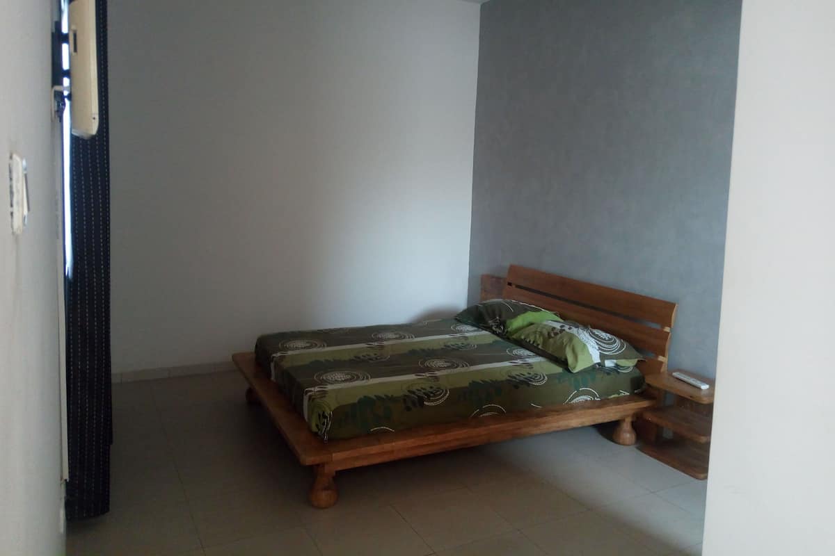 Quarto Individual (Grise) | Secretária, quartos insonorizados, Wi-fi grátis