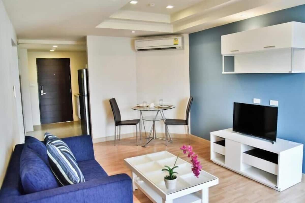 Two-Bedroom Family Deluxe | Sala de estar | Televisor LCD de 32 polegadas com canais digitais, televisor