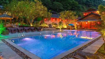 Piscina exterior, espreguiçadeiras