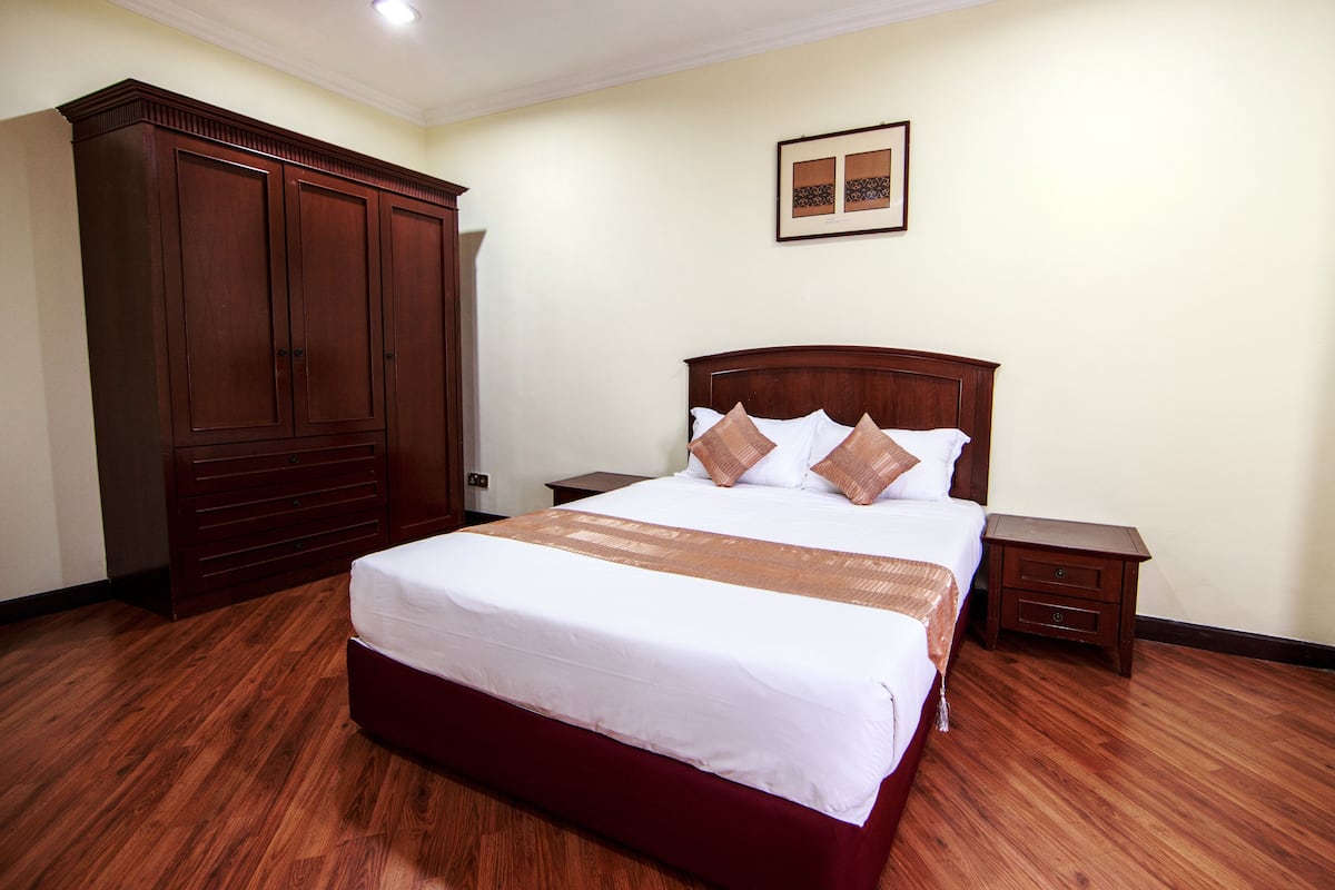 Apartamento Deluxe, 1 quarto | Cofre no quarto, secretária, ferro/tábua de engomar