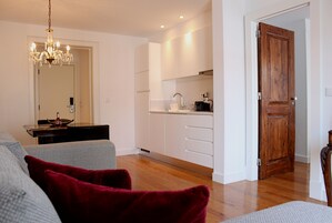 Apartamento, 1 quarto | Cozinha privada | Um frigorífico, um micro-ondas, uma placa de cozinha 