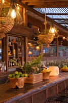 Pequenos-almoços, almoços, jantares servidos, com vista para a praia 