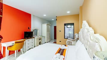 Quarto casal, vista para a piscina | Escrivaninha, espaço de trabalho para notebook, cortinas blackout