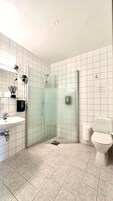 Quarto Familiar | Casa de banho | Um polibã, um secador de cabelo, Piso aquecido (casa de banho)