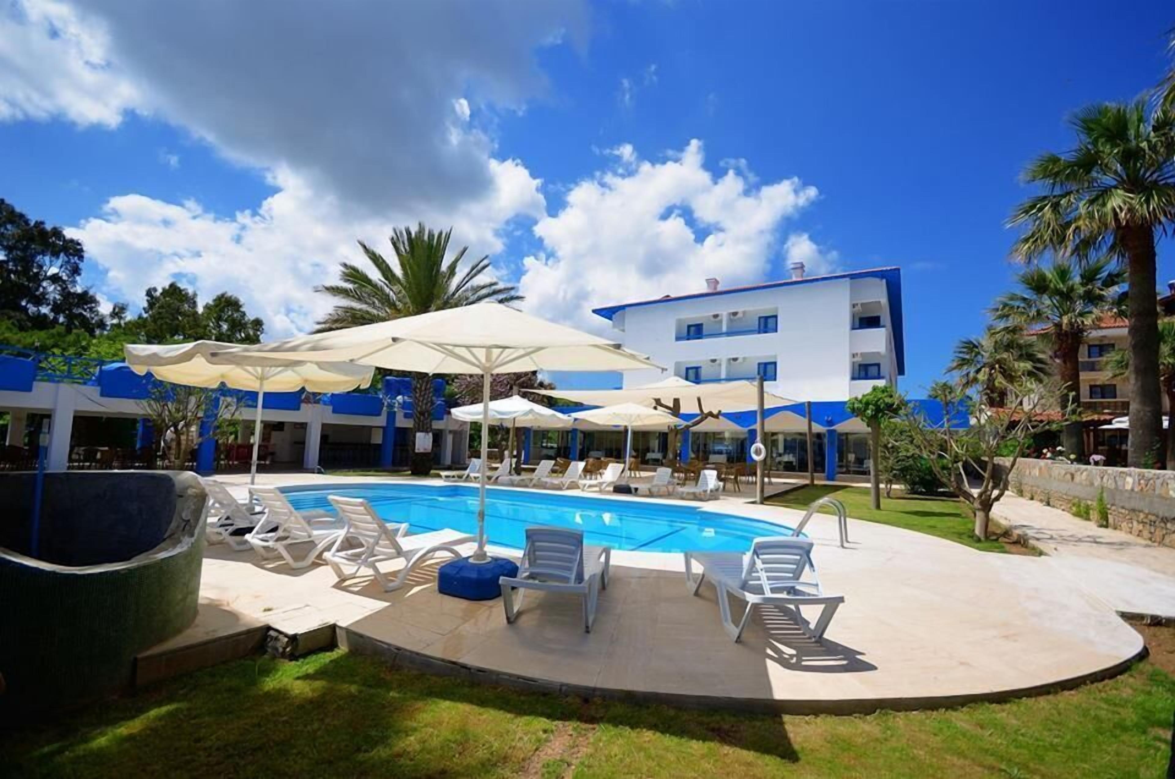Piscina externa sazonal, guarda-sóis, espreguiçadeiras