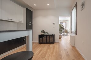 Apartamento, 2 quartos, terraço (Check-in online) | Cozinha privada | Geladeira grande, micro-ondas, fogão, cooktop