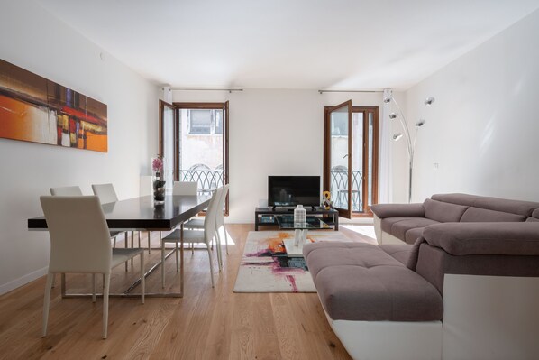 Apartamento, 2 quartos, terraço (Check-in online) | Sala de estar | TV de tela plana