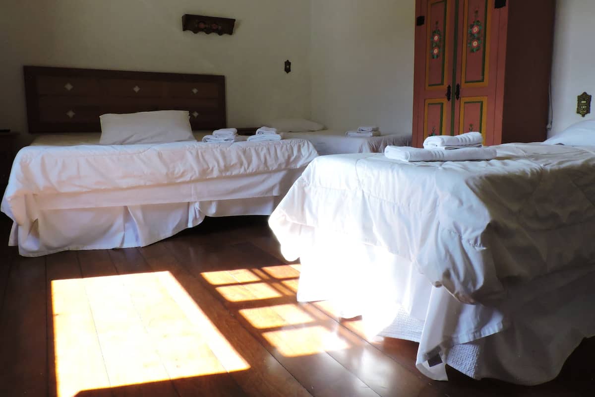 Quarto Triplo | Minibar, secretária, Wi-fi grátis, roupa de cama fornecida