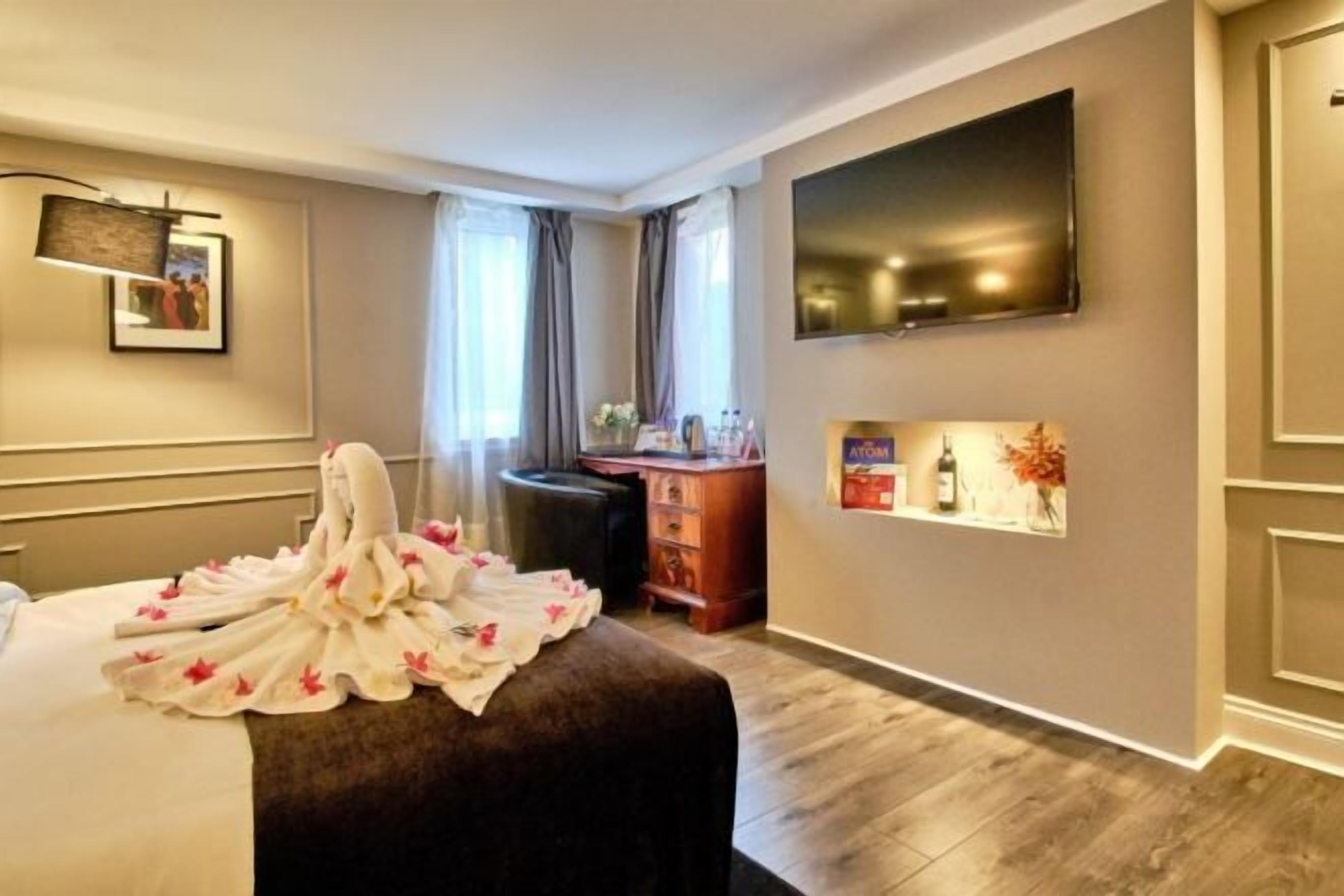 1 quarto, com mobília individualizada, secretária 