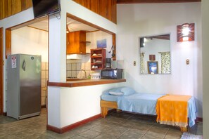 Villa Comfort | Kitchenette privada | Um frigorífico, um micro-ondas, uma cafeteira/bule 