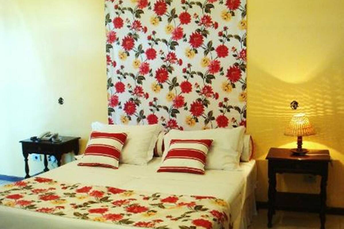 Frigobar, escrivaninha, Wi-Fi de cortesia, roupa de cama