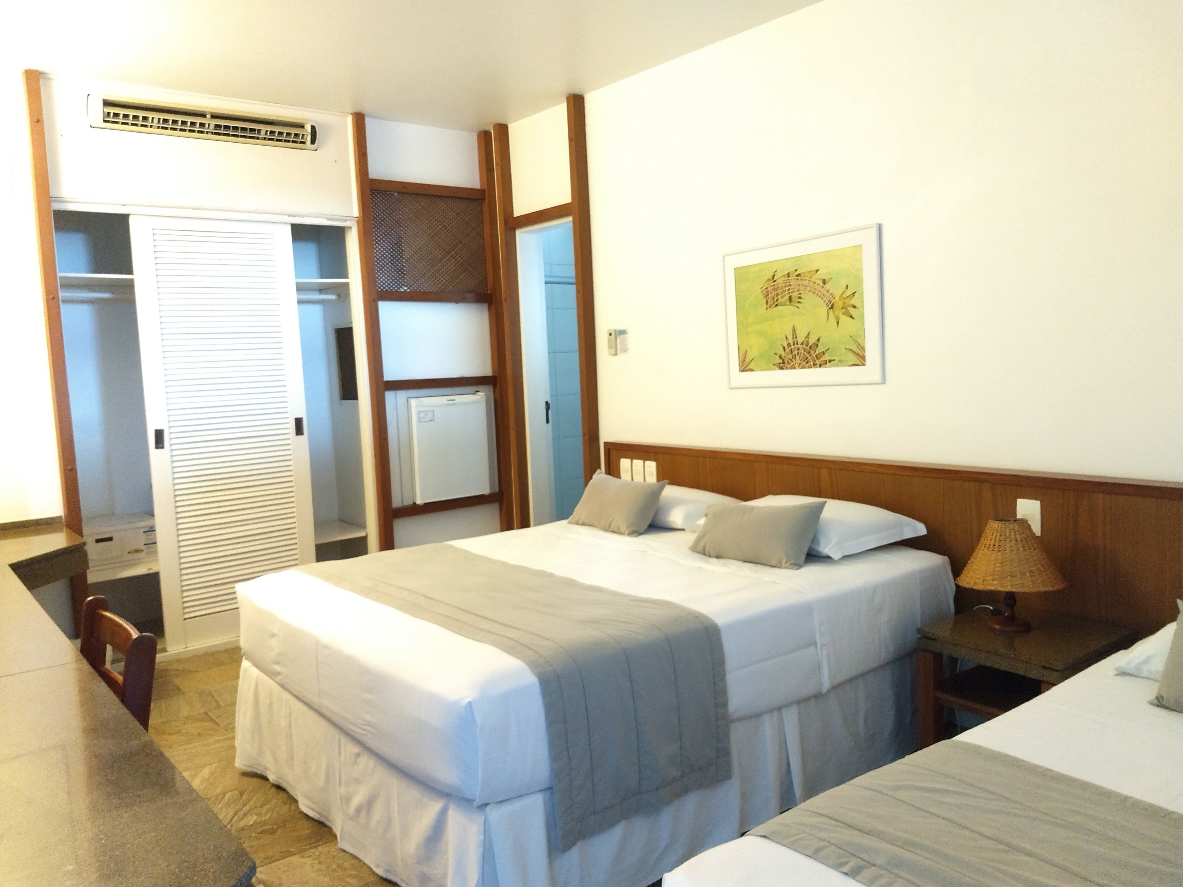 Frigobar, escrivaninha, Wi-Fi de cortesia, roupa de cama